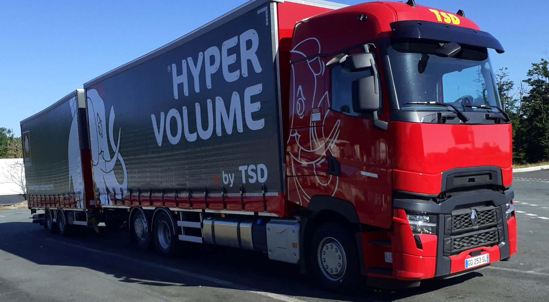 [by TSD] Trois nouveaux véhicules Renault Trucks - Hyper Volume - By ...