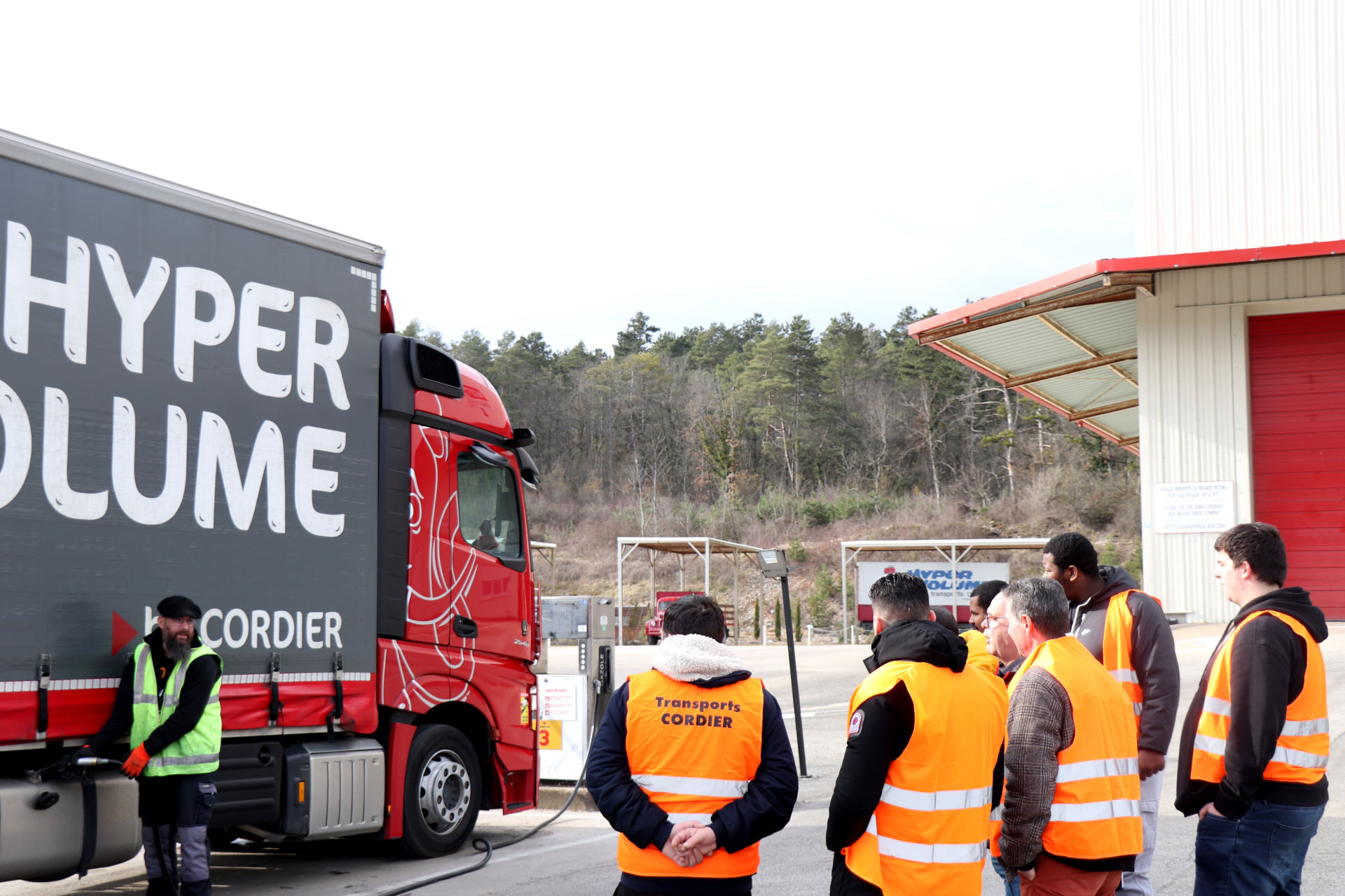 [by CORDIER] Des futurs conducteurs en visite chez Hyper Volume - Hyper ...